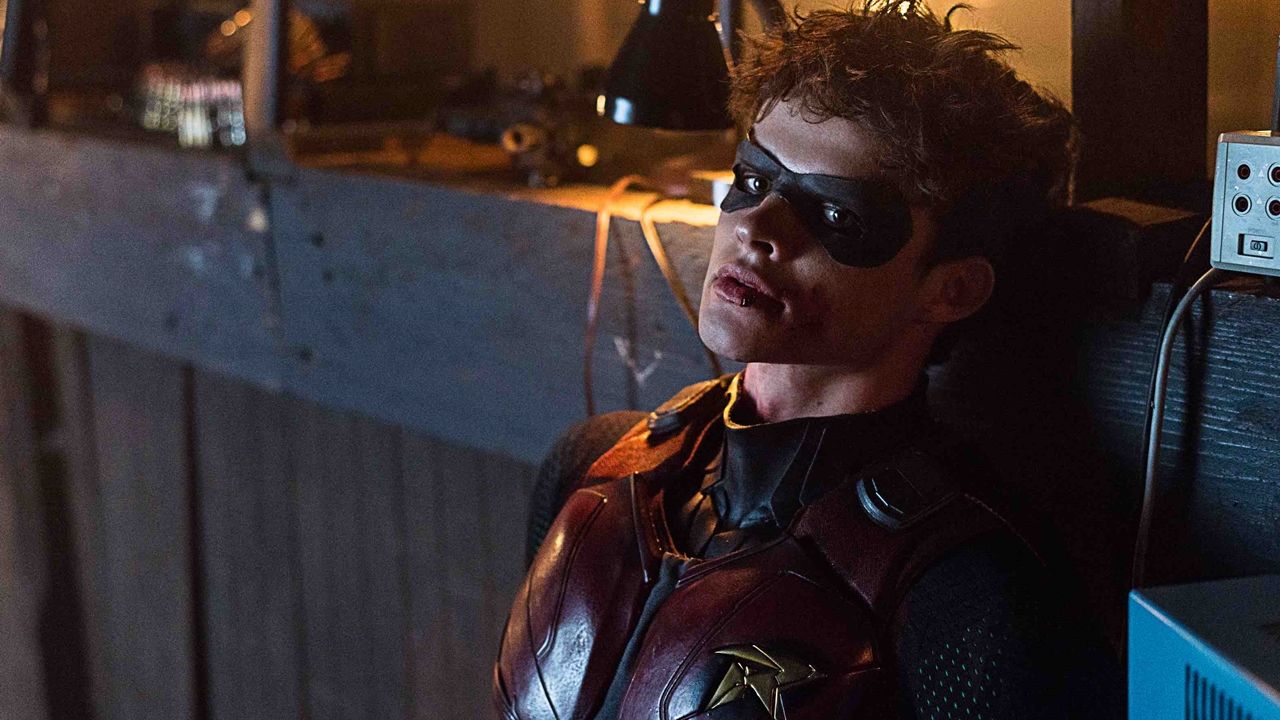 "Titans"ın Yeni Tanıtımında Deathstroke, Jason Todd'u Kaçırıyor ...