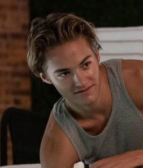 Mitchell Hoog - Beyazperde.com